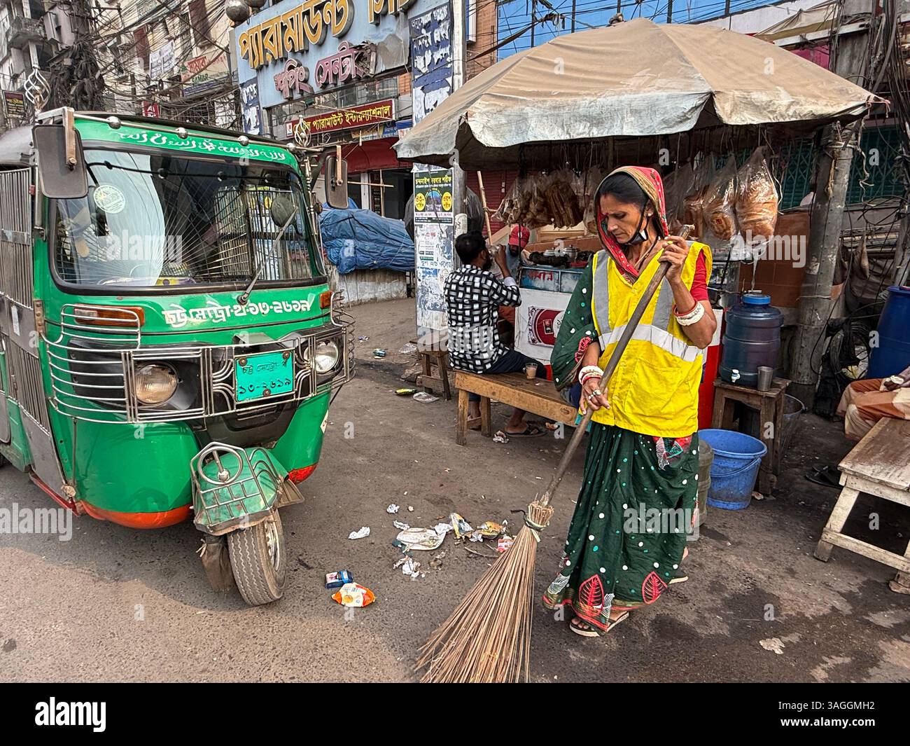 Bangladesh woman cleaning hi-res stock photography and images - Alamy