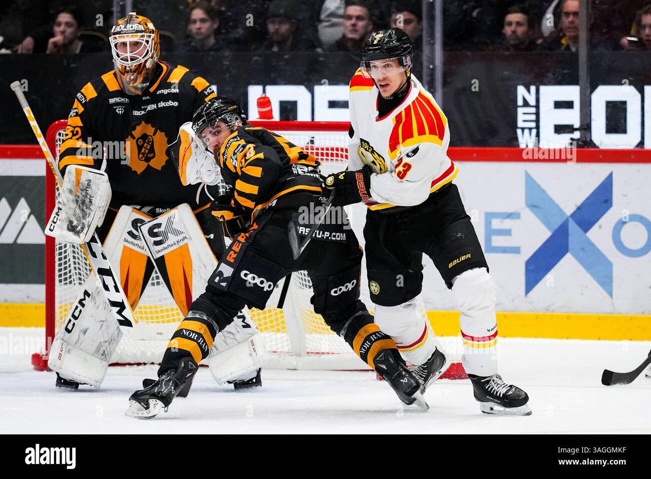 250408 Skellefteås Luke Witkowski och Brynäs Oskar Lindblom under semifinal tre i SHL mellan ...