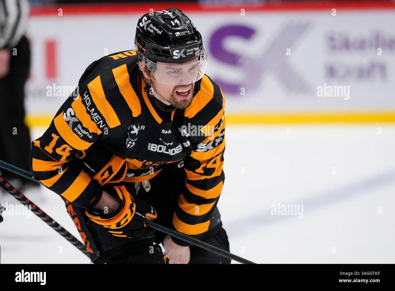 250408 Skellefteås Andreas Johnson under semifinal tre i SHL mellan Skellefteå och Brynäs den 8 ...