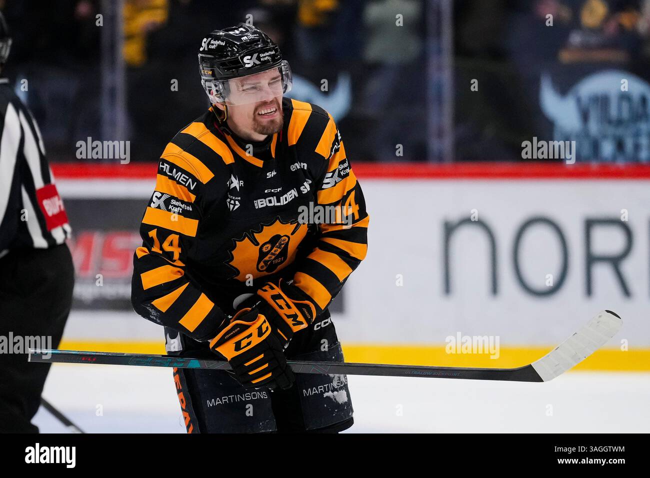 250408 Skellefteås Andreas Johnson under semifinal tre i SHL mellan Skellefteå och Brynäs den 8 ...