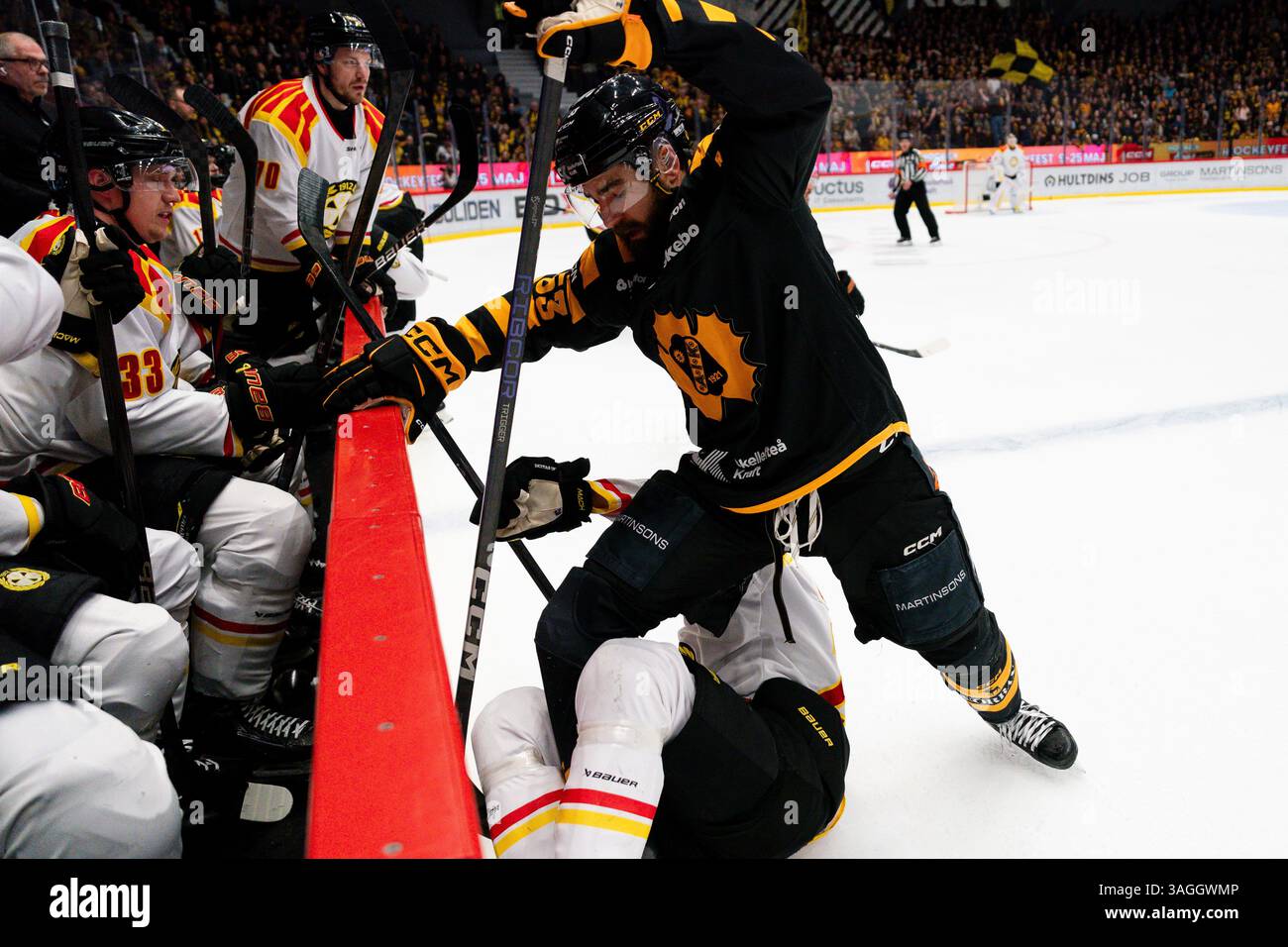 250408 Skellefteås Luke Witkowski under semifinal tre i SHL mellan Skellefteå och Brynäs den 8 ...