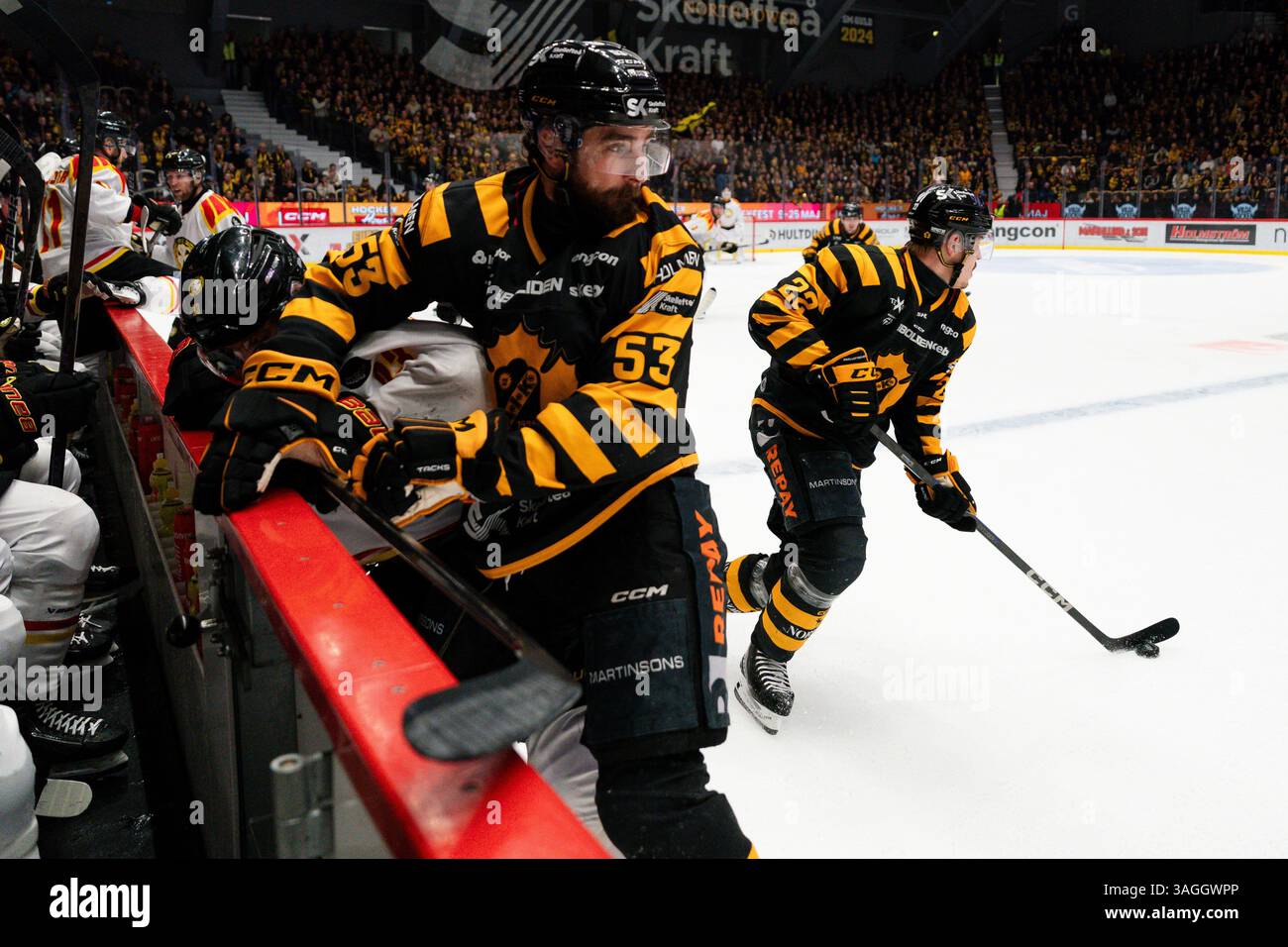 250408 Skellefteås Luke Witkowski under semifinal tre i SHL mellan Skellefteå och Brynäs den 8 ...