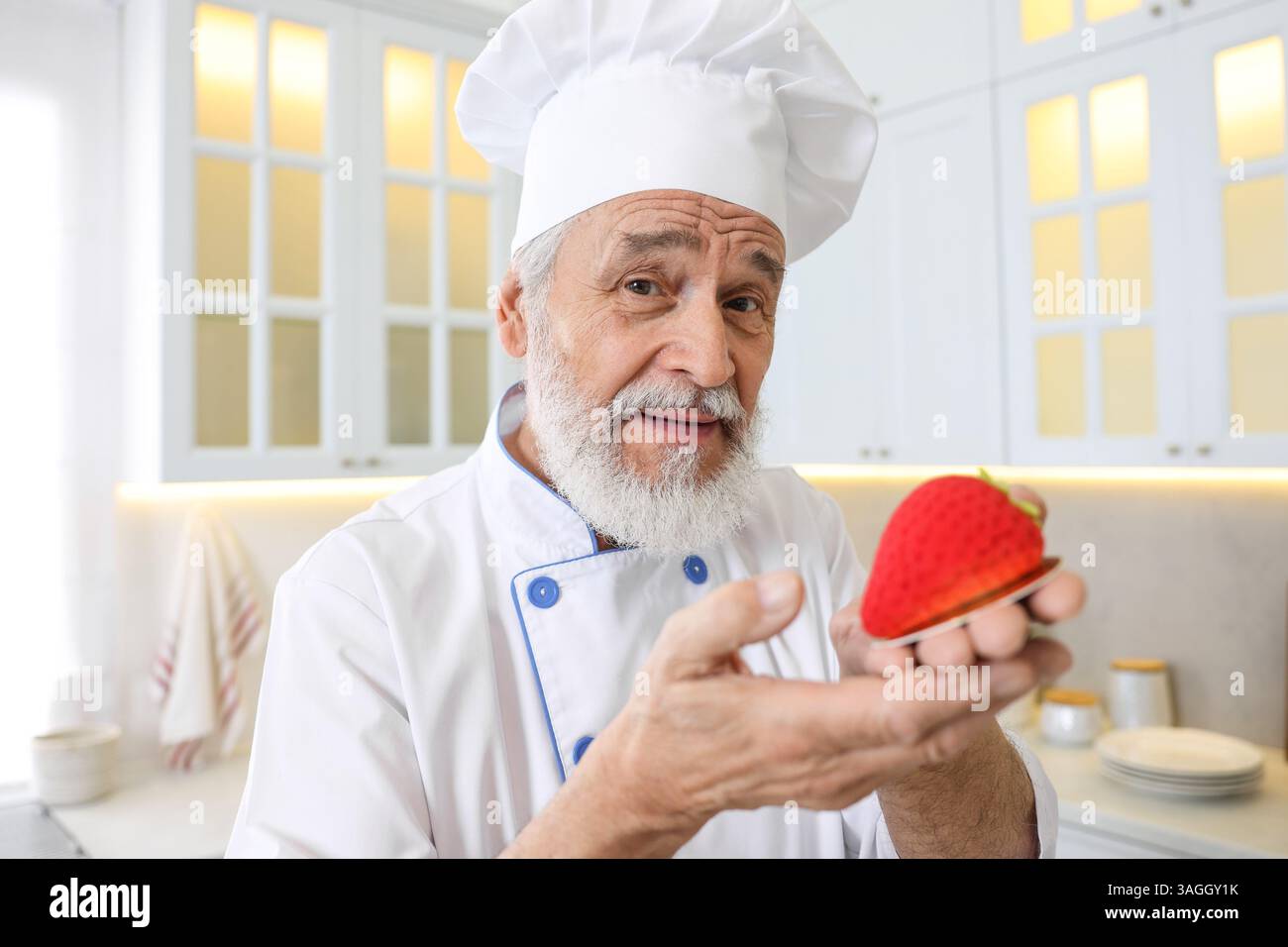 Elderly male chef hi-res stock photography and images - Alamy