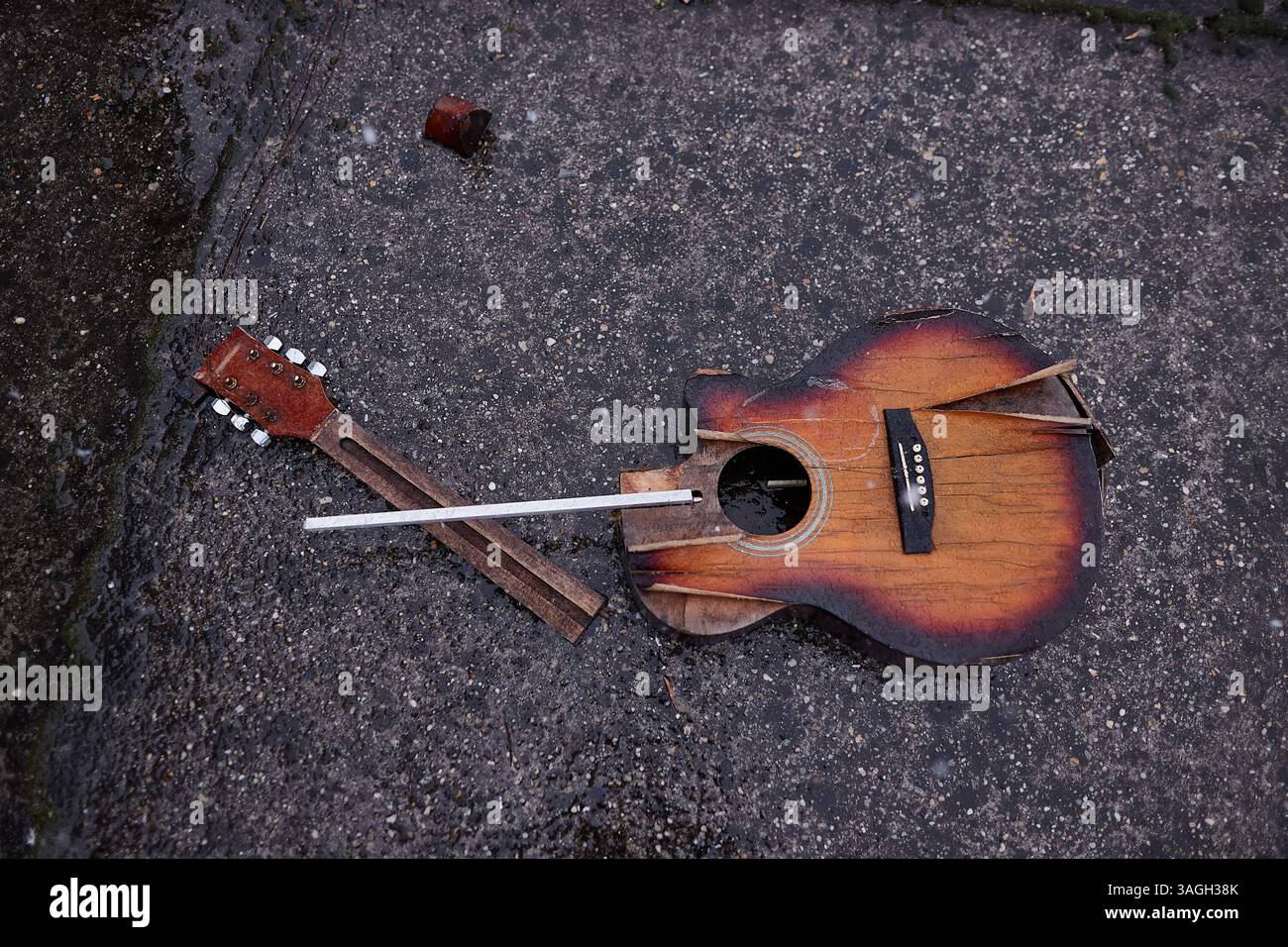 Broken guitar in snowy rain Stock Photo - Alamy