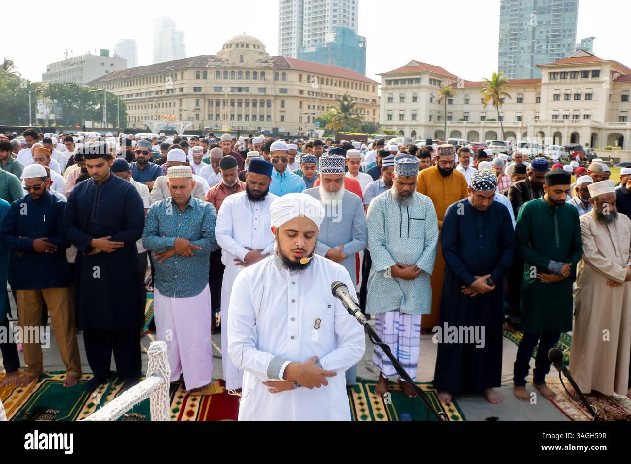 Colombo, Sri Lanka. 31st Mar, 2025. Muslims offer prayers during Eid al ...