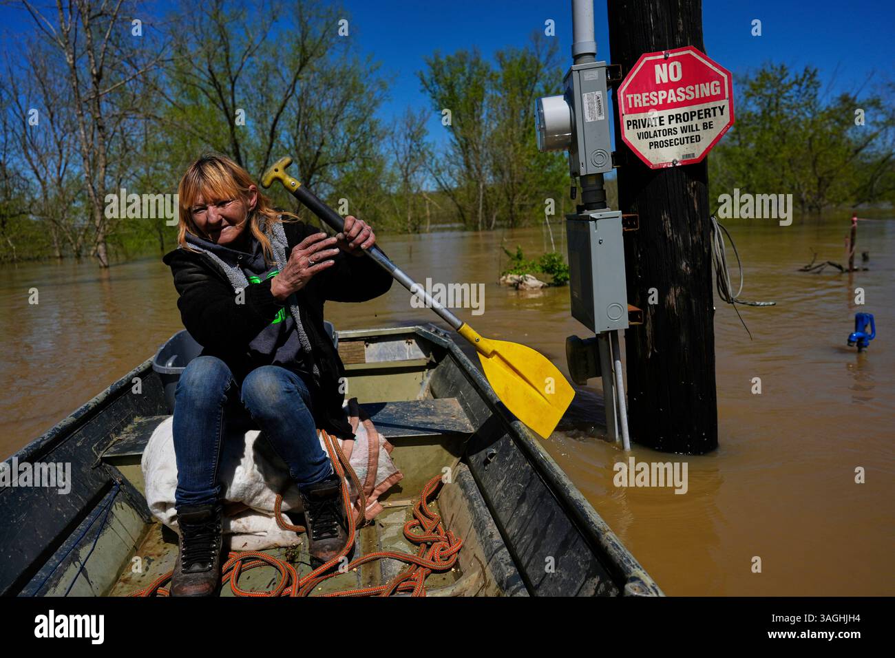 Resident Wanona Harp paddles past a utility pole in Lockport, Ky ...
