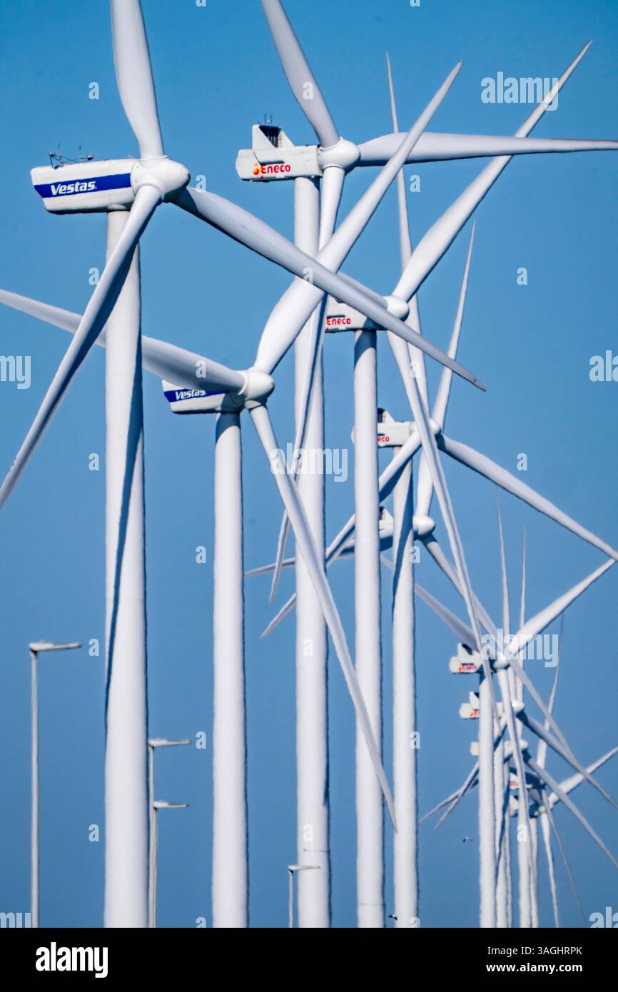Windpark am Nordzeeweg, auf einer langezogenen Landzunge zwischen der ...
