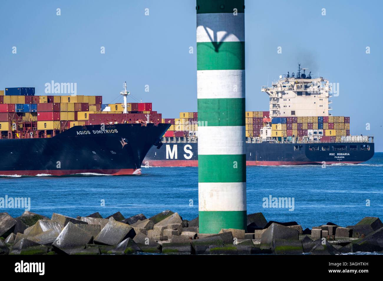 Container Frachter Agios Dimitrios bei der Einfahrt in den Hafen ...