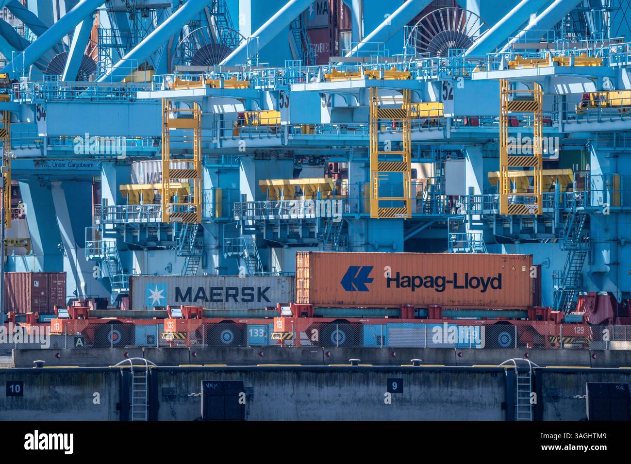 RWG Container Terminal, autonom fahrender Containertransort am Kai ...