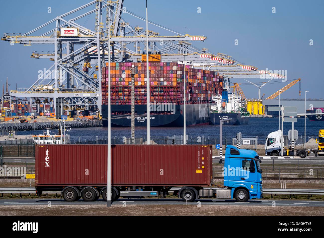 Hafen Maasvlakte2, Singapore Express, Hapag-Lloyd Containerschiff am RWG Container Terminal ...