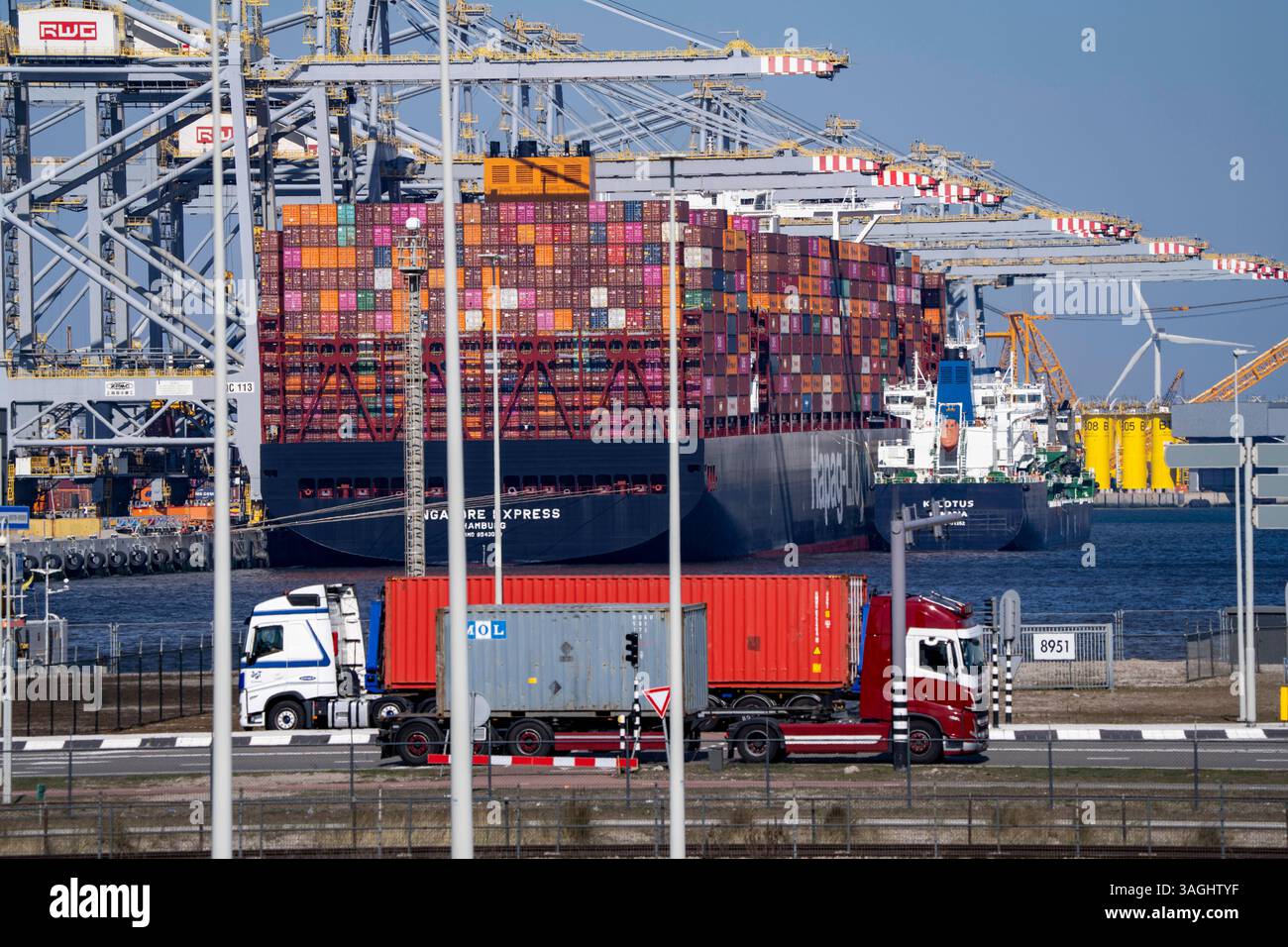 Hafen Maasvlakte2, Singapore Express, Hapag-Lloyd Containerschiff am ...