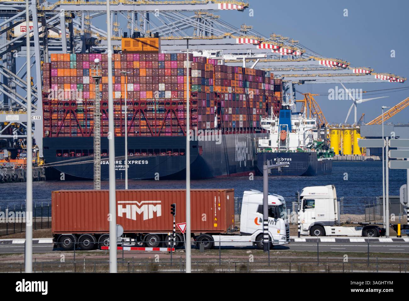 Hafen Maasvlakte2, Singapore Express, Hapag-Lloyd Containerschiff am ...