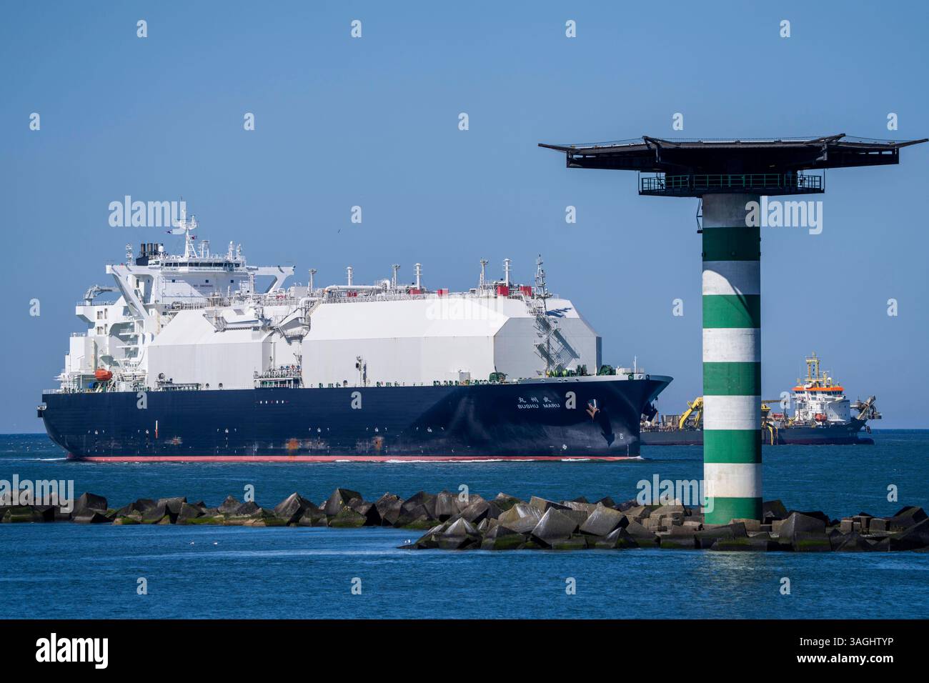 LNG Tanker Bushu Maru, fährt unter der Flagge der Bahamas ...