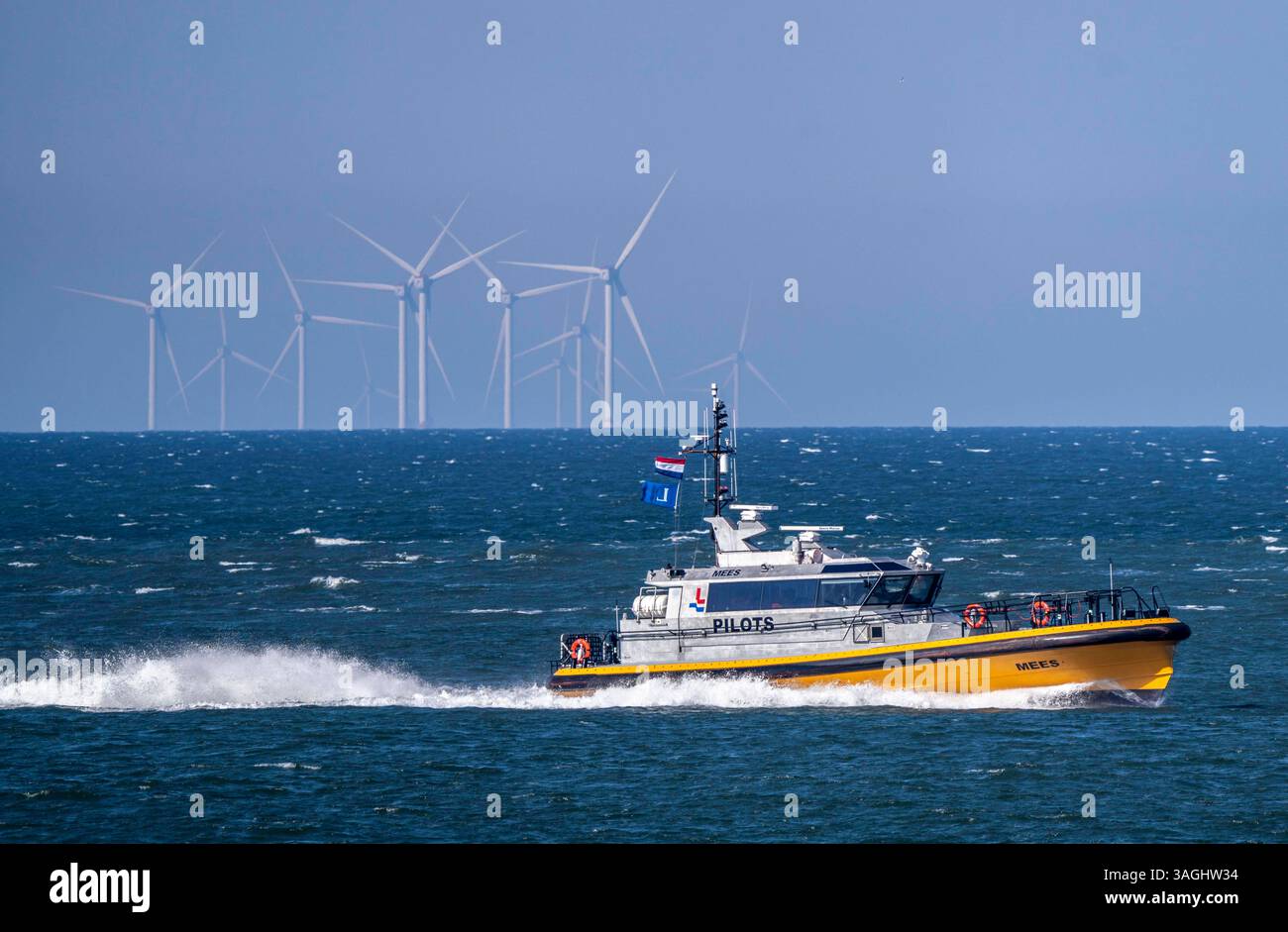 Offshore Windpark Hollandse Kust Zuid, Nordsee, Lotsen Boot Mees, bei ...