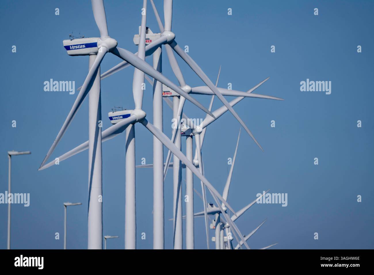 Windpark am Nordzeeweg, auf einer langezogenen Landzunge zwischen der ...