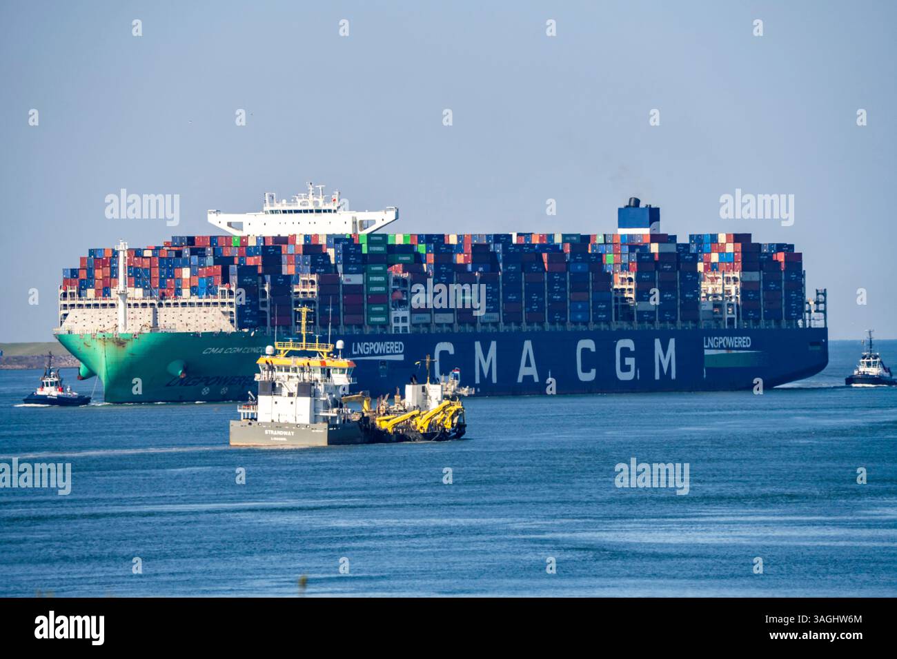 Einfahrt zum Seehafen von Rotterdam, CMA CGM Concorde ...