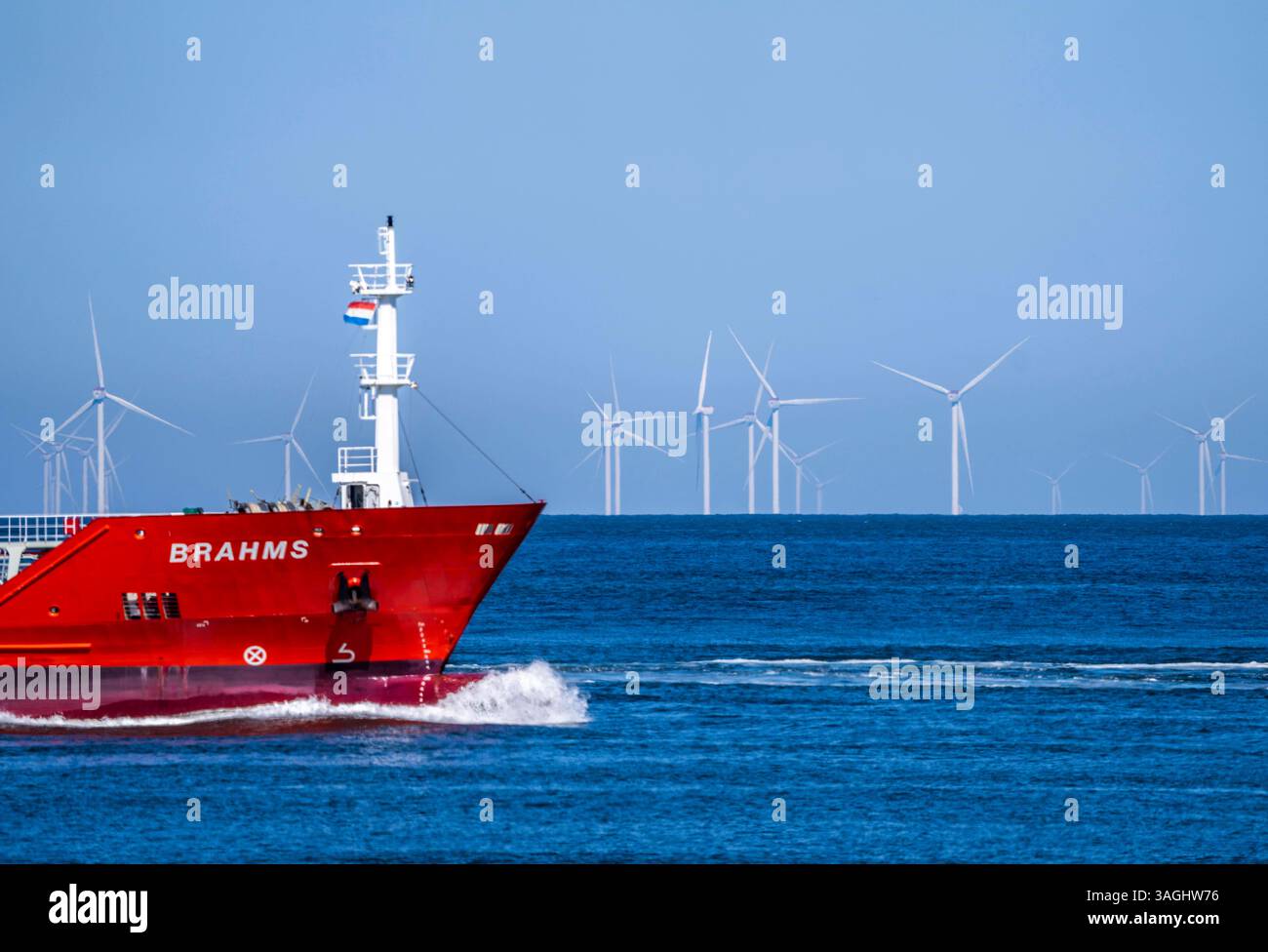 Offshore Windpark Hollandse Kust Zuid, Nordsee, Frachter Brahms bei der ...