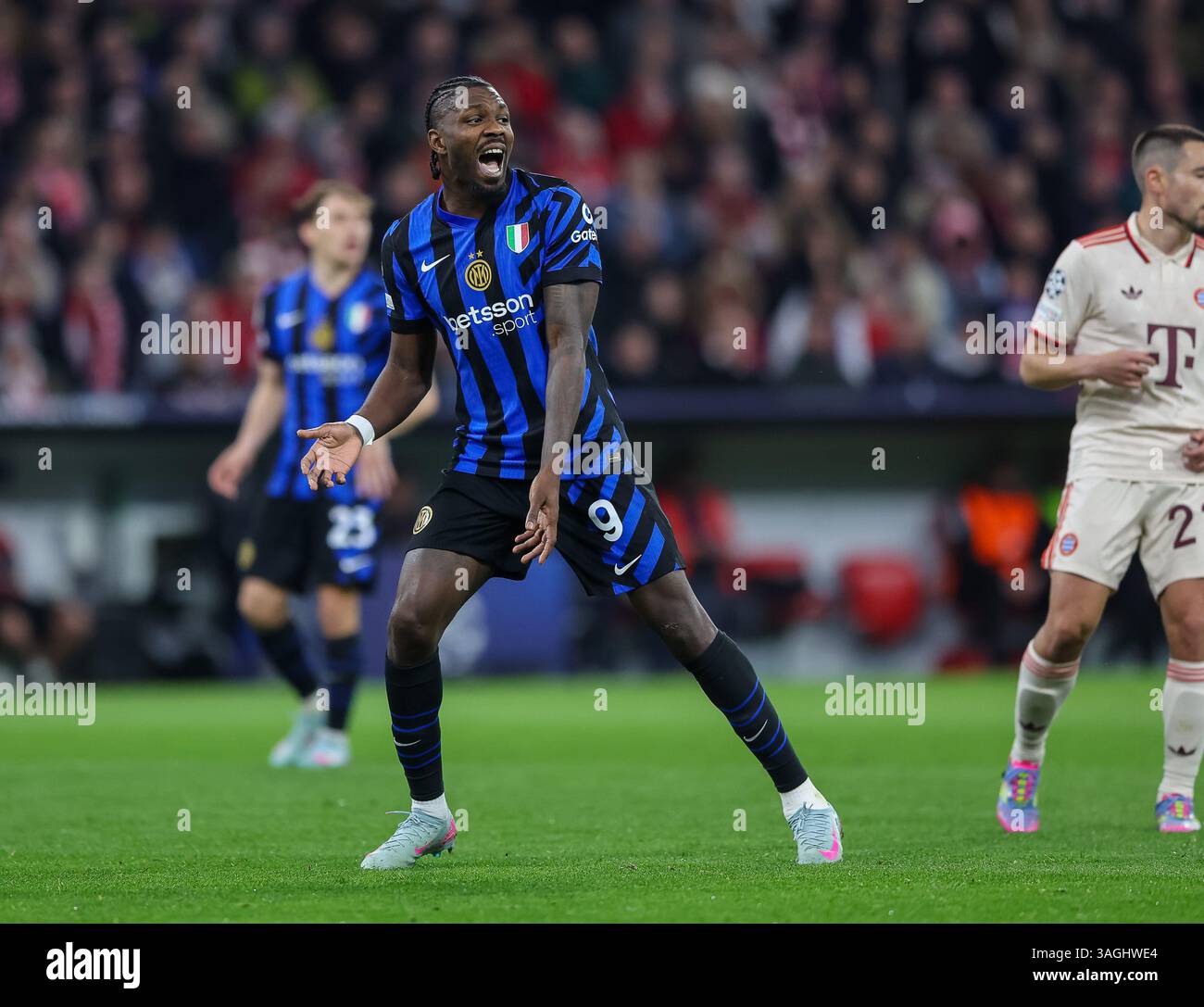 Muenchen, Deutschland. 08th Apr, 2025. Marcus Thuram (Inter Mailand, #09) gestikuliert ...