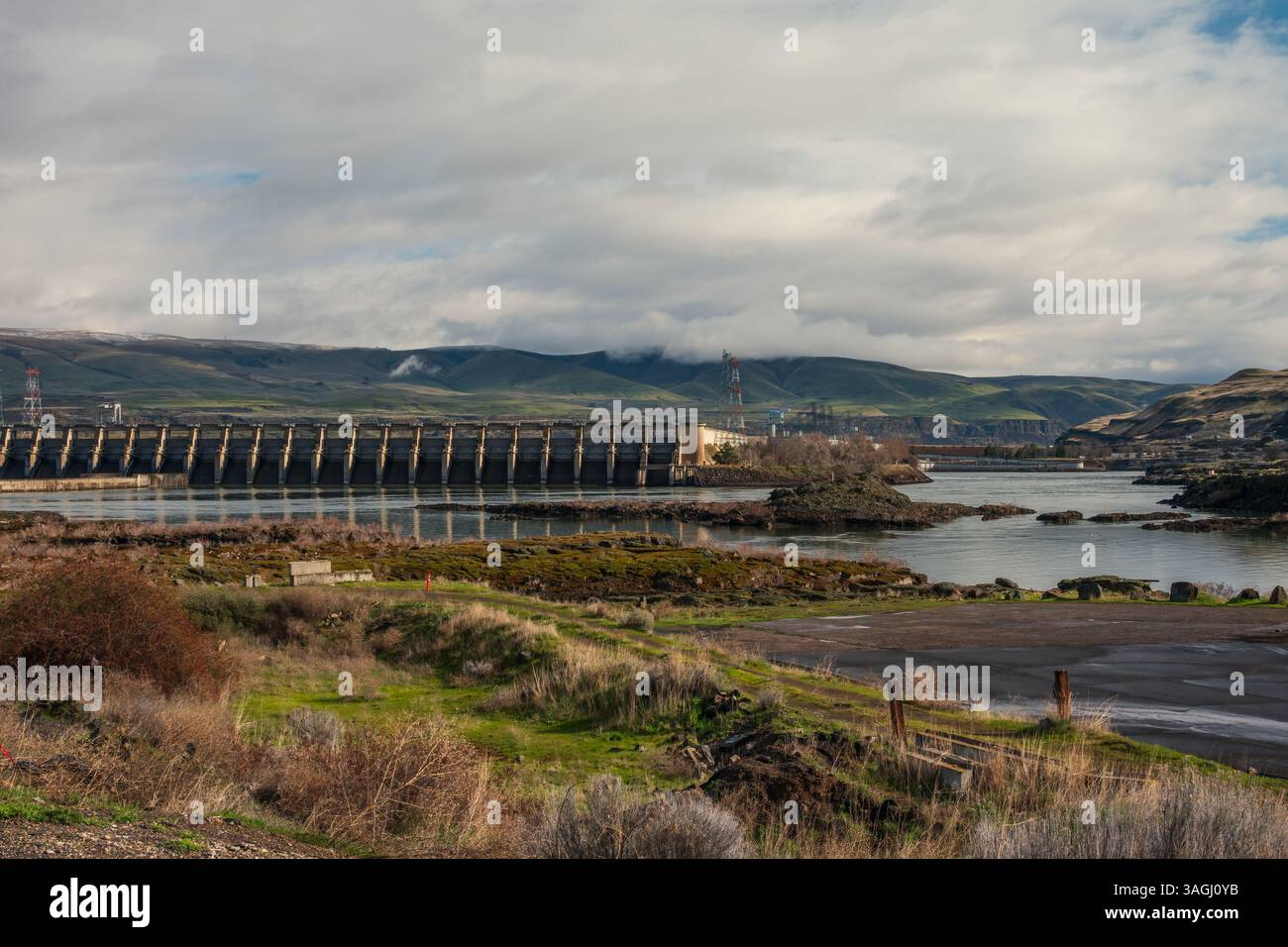 The Dalles Dam in Oregon, located in the Columbia River Gorge Stock ...