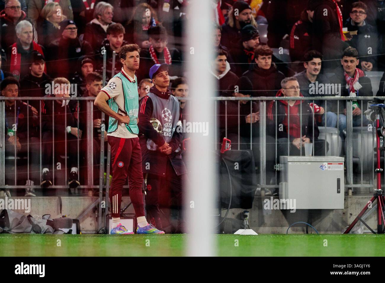 Thomas M?ller (FC Bayern M?nchen, 25) verfolgt das Spiel von der Seitenlinie UEFA Champions ...