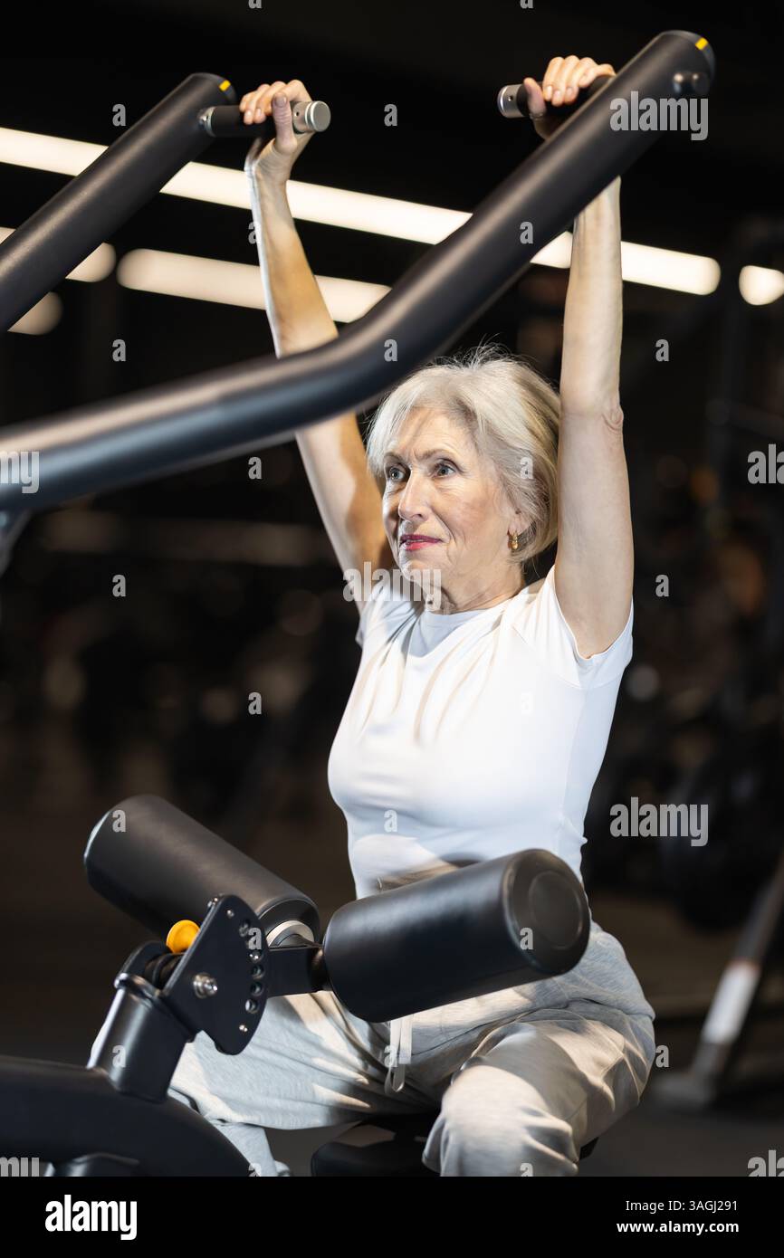 Woman using lat pulldown machine hi-res stock photography and images ...