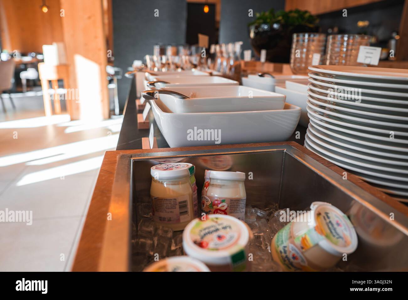 Hotel buffet counter plates hi-res stock photography and images - Alamy