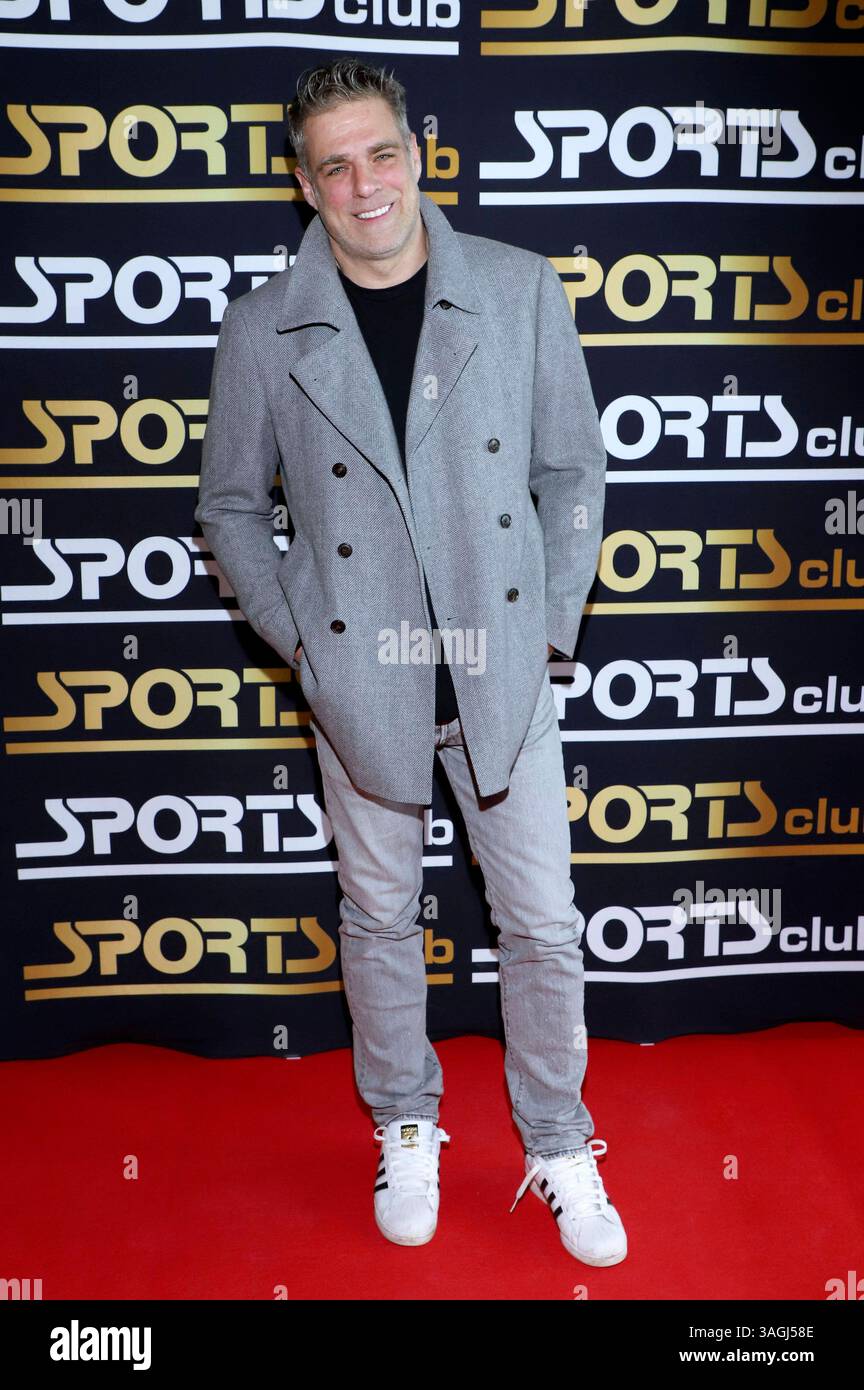 Carsten Spengemann bei der Eröffnung des Sports Clubs Hafencity im ...