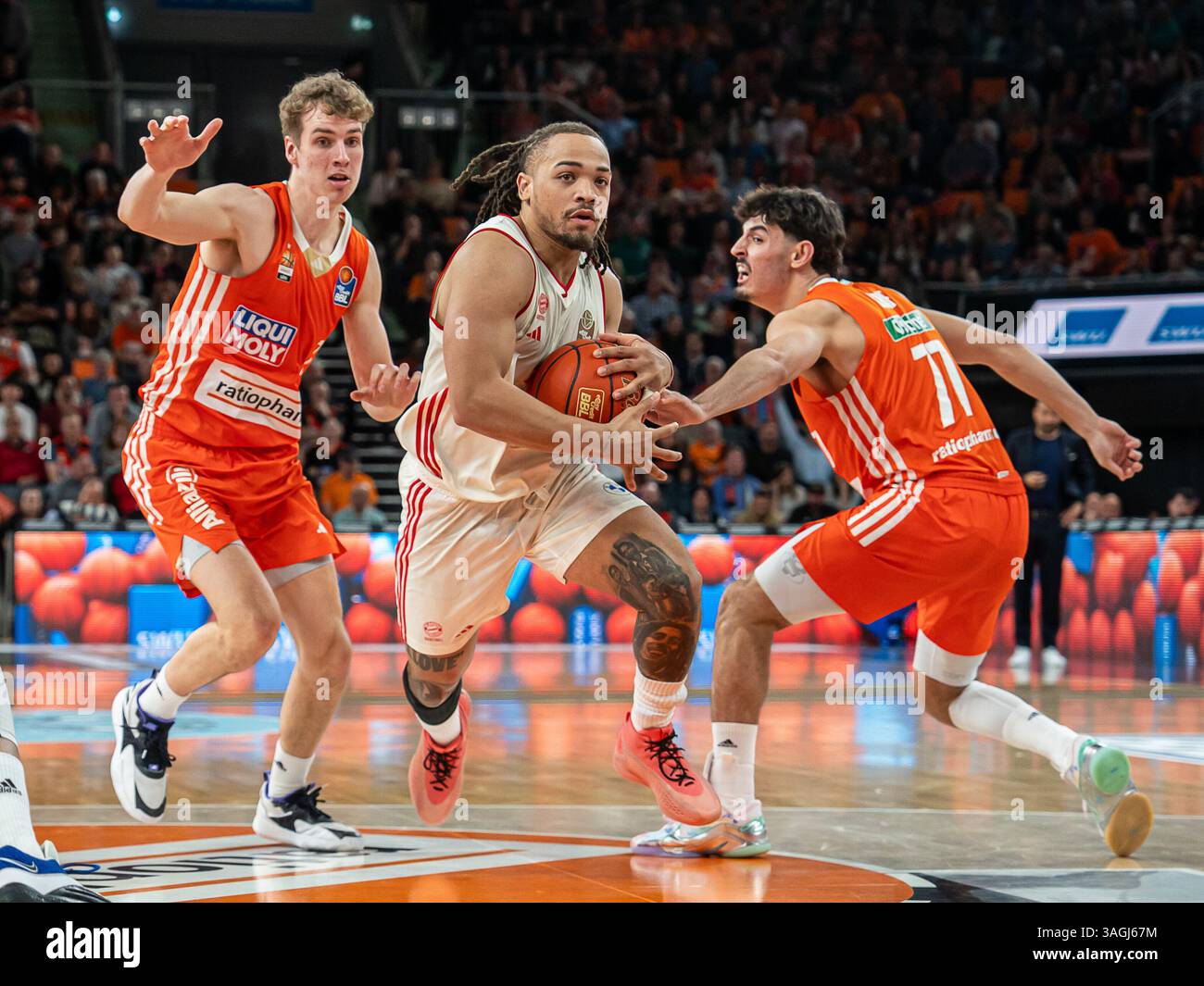 Carsen Edwards (FC Bayern Muenchen, #03) springt zwischen Tobias Jensen ...