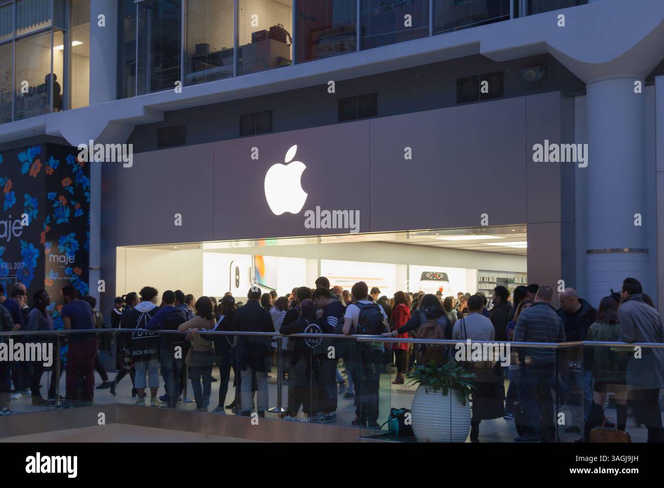 Apple store canada 2017 hi-res stock photography and images - Alamy