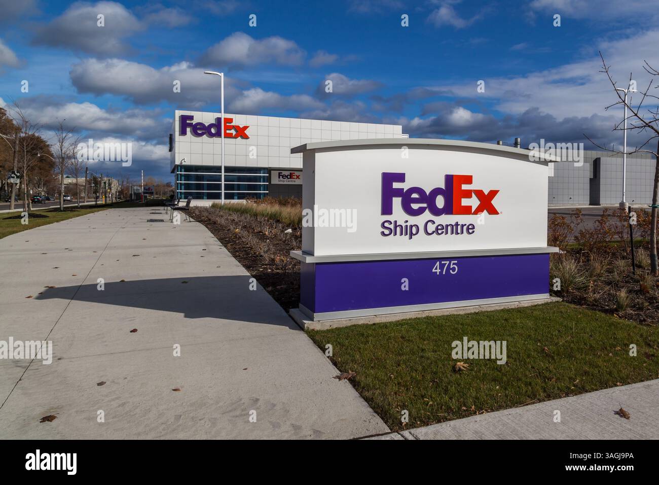 TORONTO, CANADA - NOVEMBER 19, 2017: FedEx logo on the building of ...