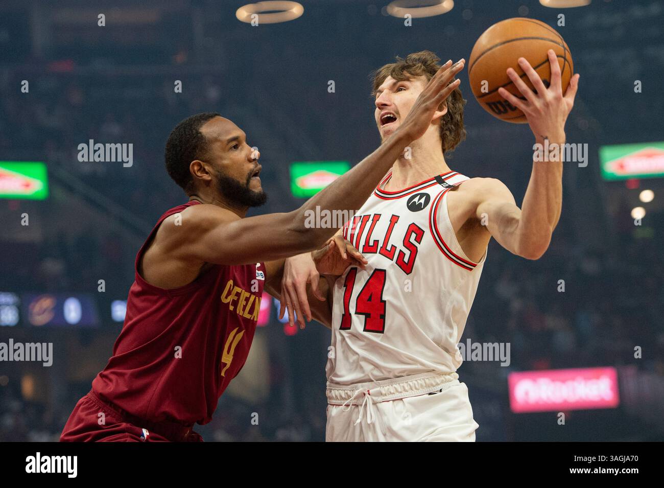 Cleveland Cavaliers' Evan Mobley (4) defends as Chicago Bulls' Matas ...