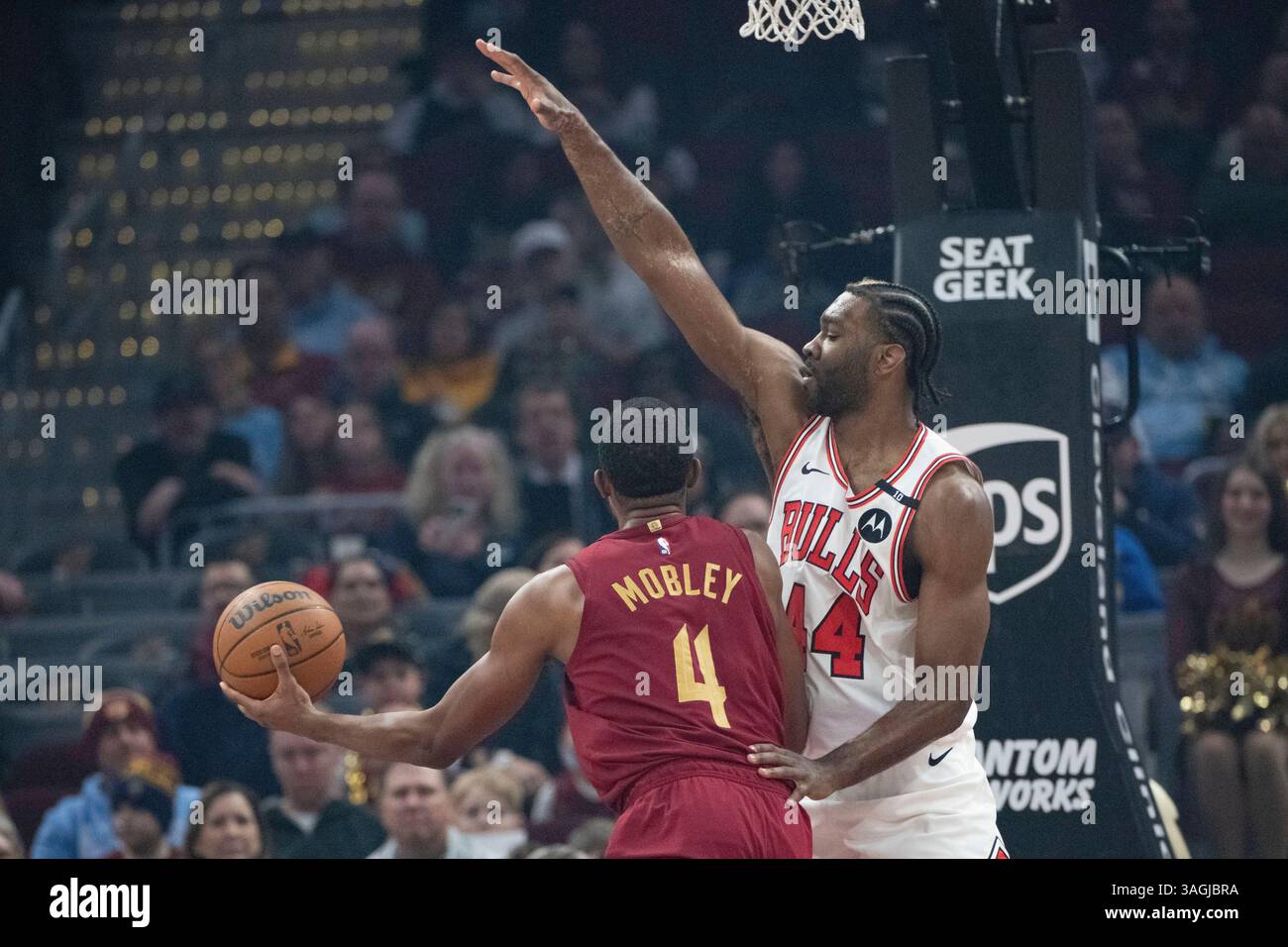 Chicago Bulls' Patrick Williams (44) defends as Cleveland Cavaliers ...