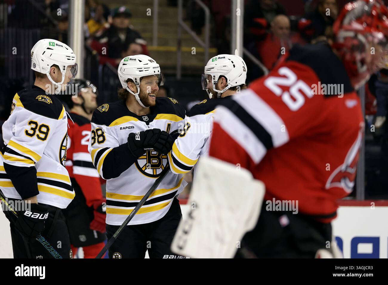 Boston Bruins right wing David Pastrnak (88) celebrates with Elias ...