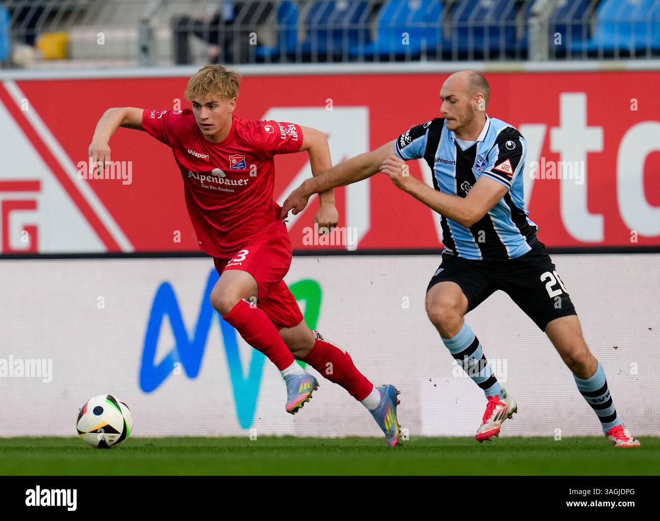 Maximilian Hennig (SpVgg Unterhaching, #33) gegen Henning Matriciani ...