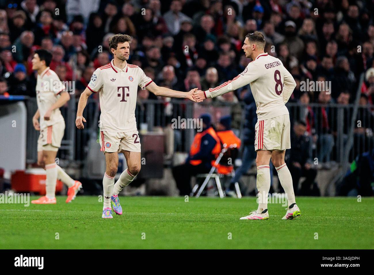 Thomas M?ller (FC Bayern M?nchen, 25) und Leon Goretzka (FC Bayern M?nchen, 8) klatschen ab UEFA ...