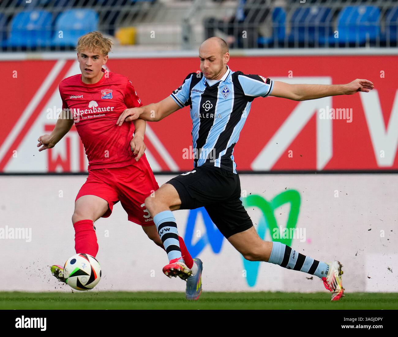 Maximilian Hennig (SpVgg Unterhaching, #33) gegen Henning Matriciani ...