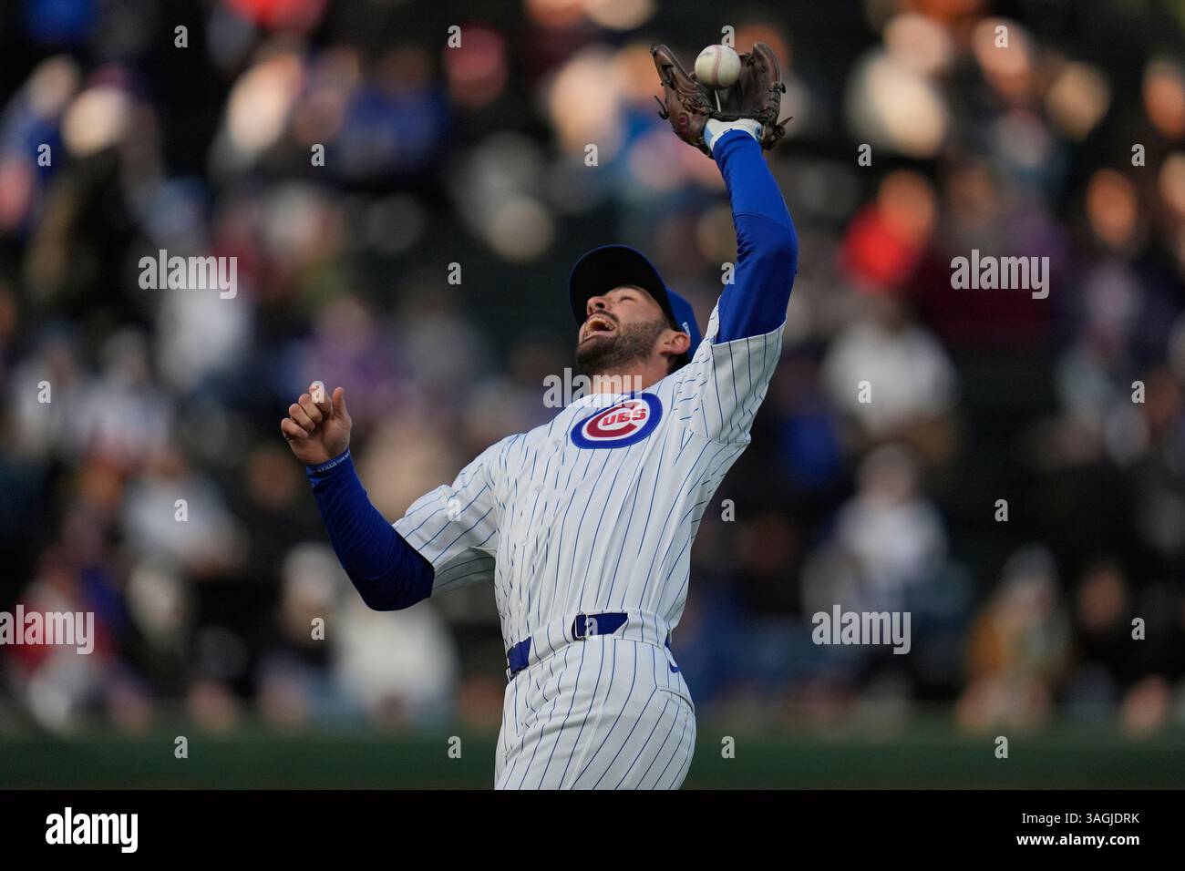 Chicago Cubs shortstop Dansby Swanson (7) catches a pop out from Texas ...