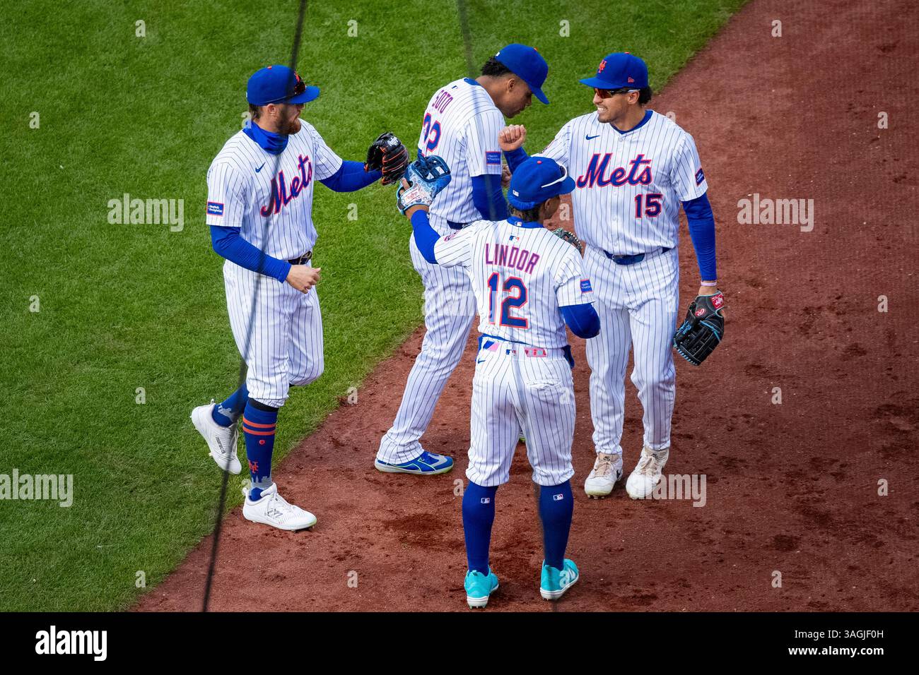 The New York Mets congratulate each other after Brandon Nimmo (9 ...