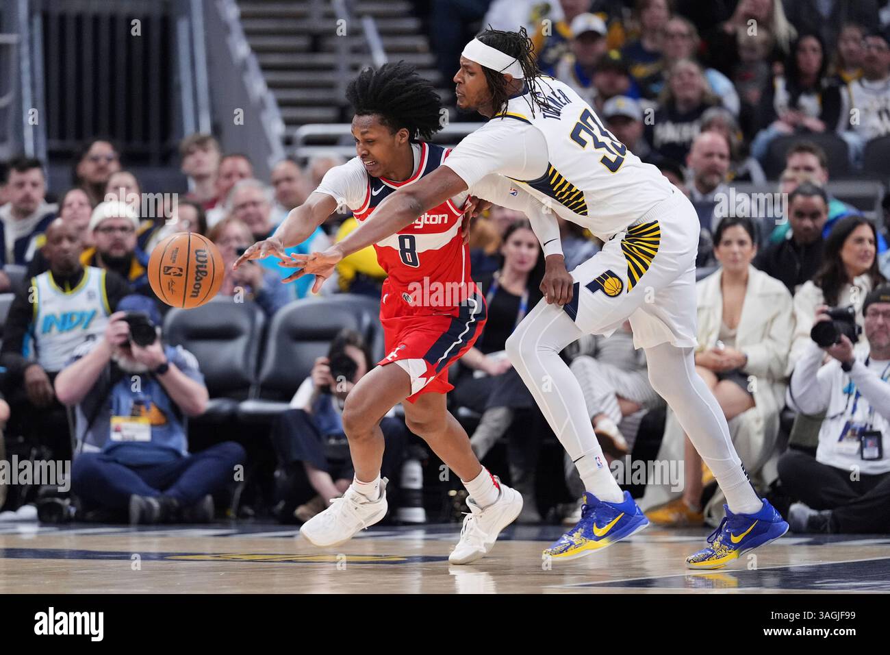 Washington Wizards guard Bub Carrington (8) goes for the ball with ...
