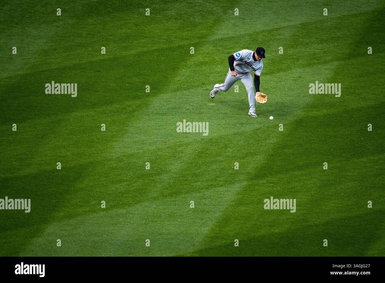 Miami Marlins outfielder Griffin Conine (18) catches New York Mets ...