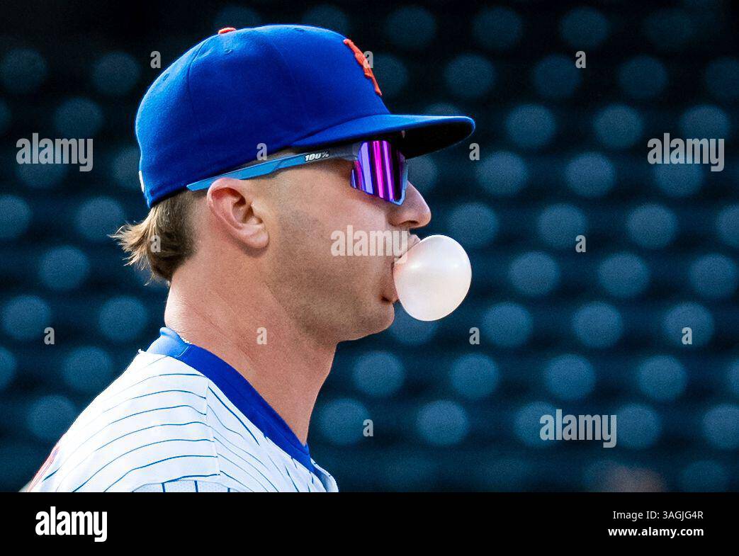 New York Mets first baseman Pete Alonso (20) blows a bubble during the ...