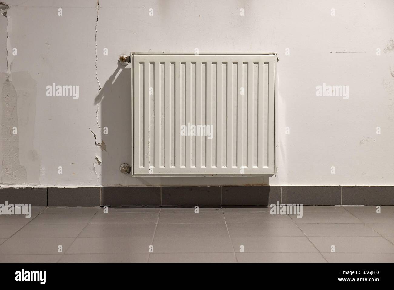 White old radiator in hi-res stock photography and images - Alamy