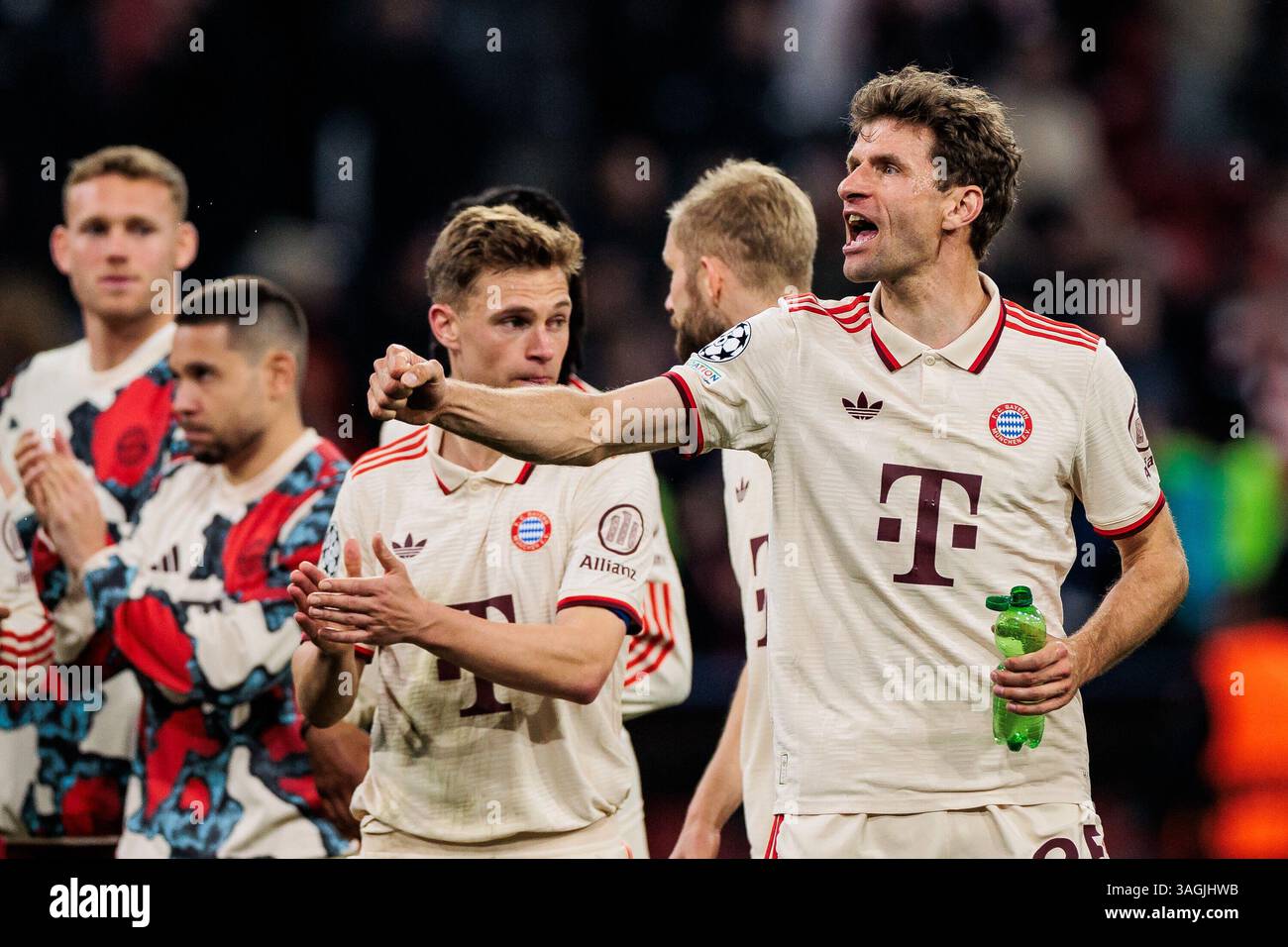 Thomas M?ller (FC Bayern M?nchen, 25) jubelt nach den aufbauenden Worten der Kurve Richtung Fans ...