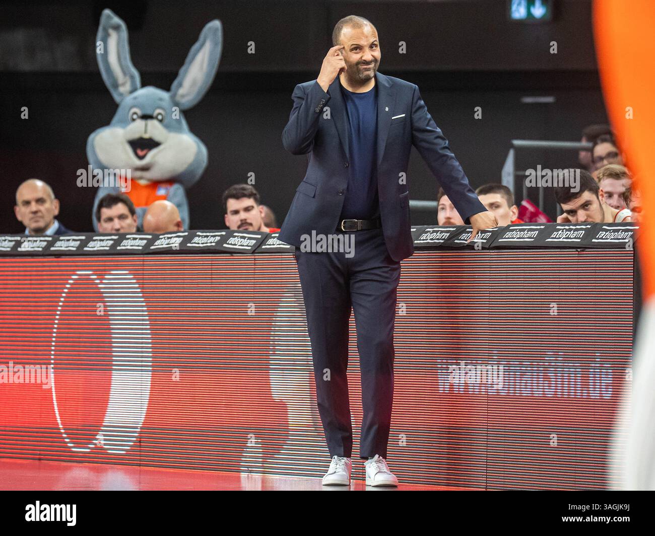T. J. Paker, Assistant-Coach (FC Bayern Muenchen) nachdenklich ...