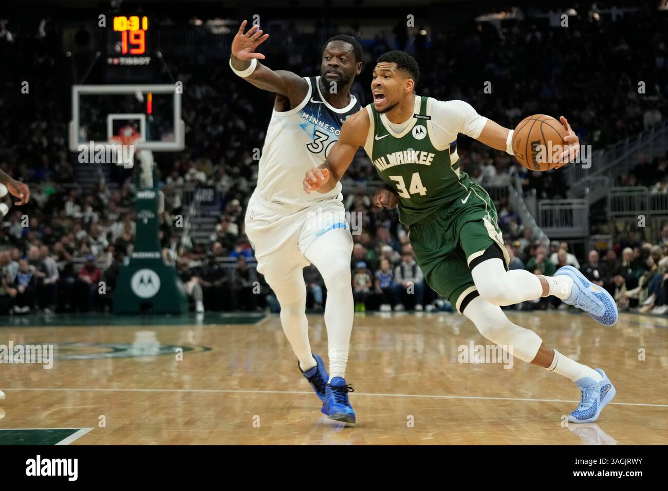 Milwaukee Bucks' Giannis Antetokounmpo (34) drives to the basket ...