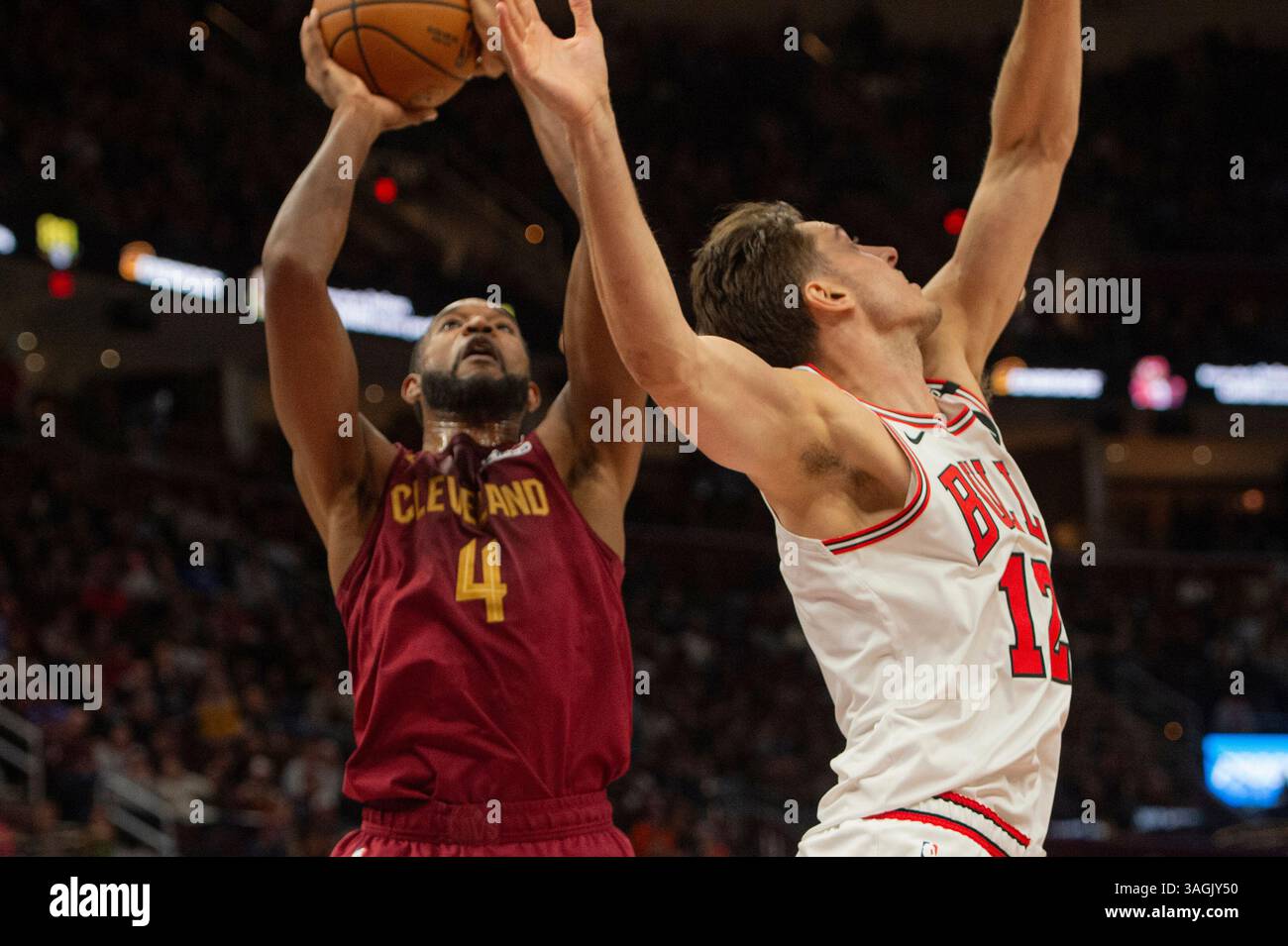 Cleveland Cavaliers' Evan Mobley (4) shoots past Chicago Bulls' Zach ...
