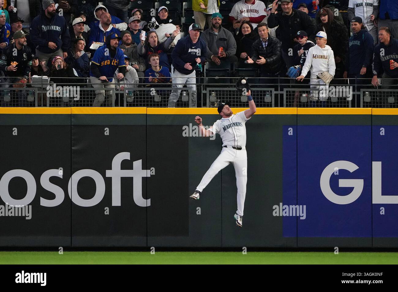 Seattle Mariners right fielder Luke Raley makes a catch at the wall on ...