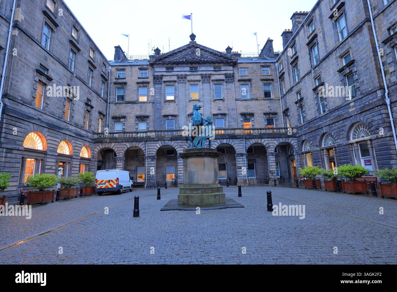 Buildings on the Royal Mile, a street linking Edinburgh Castle and ...
