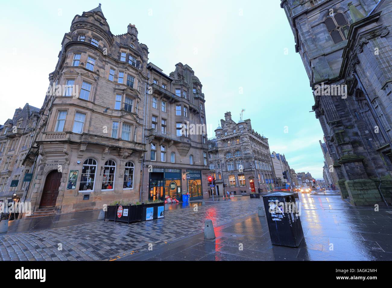 Buildings on the Royal Mile, a street linking Edinburgh Castle and ...