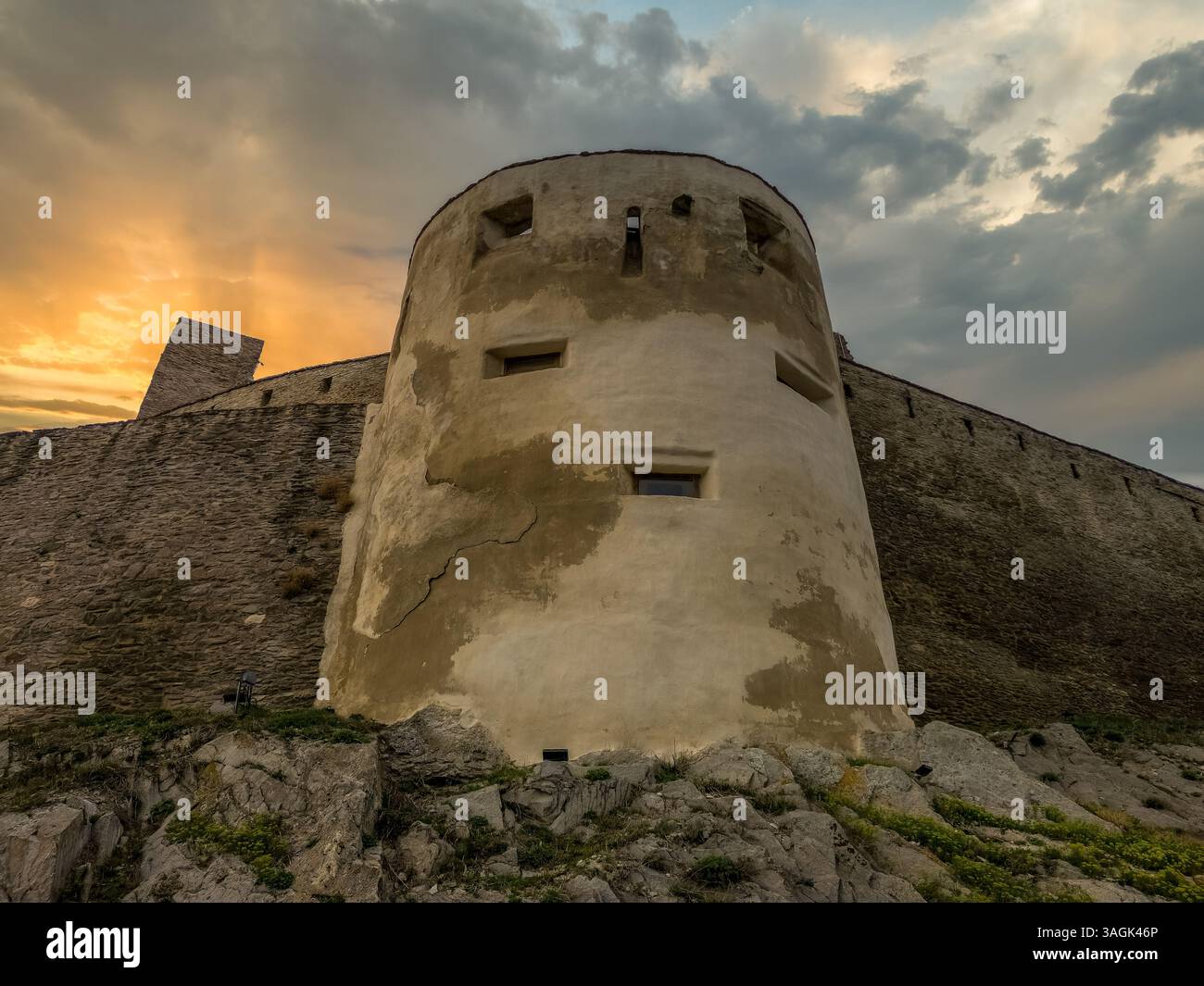 Bastions, walls, ruined palace building in Deva castle Romania with ...